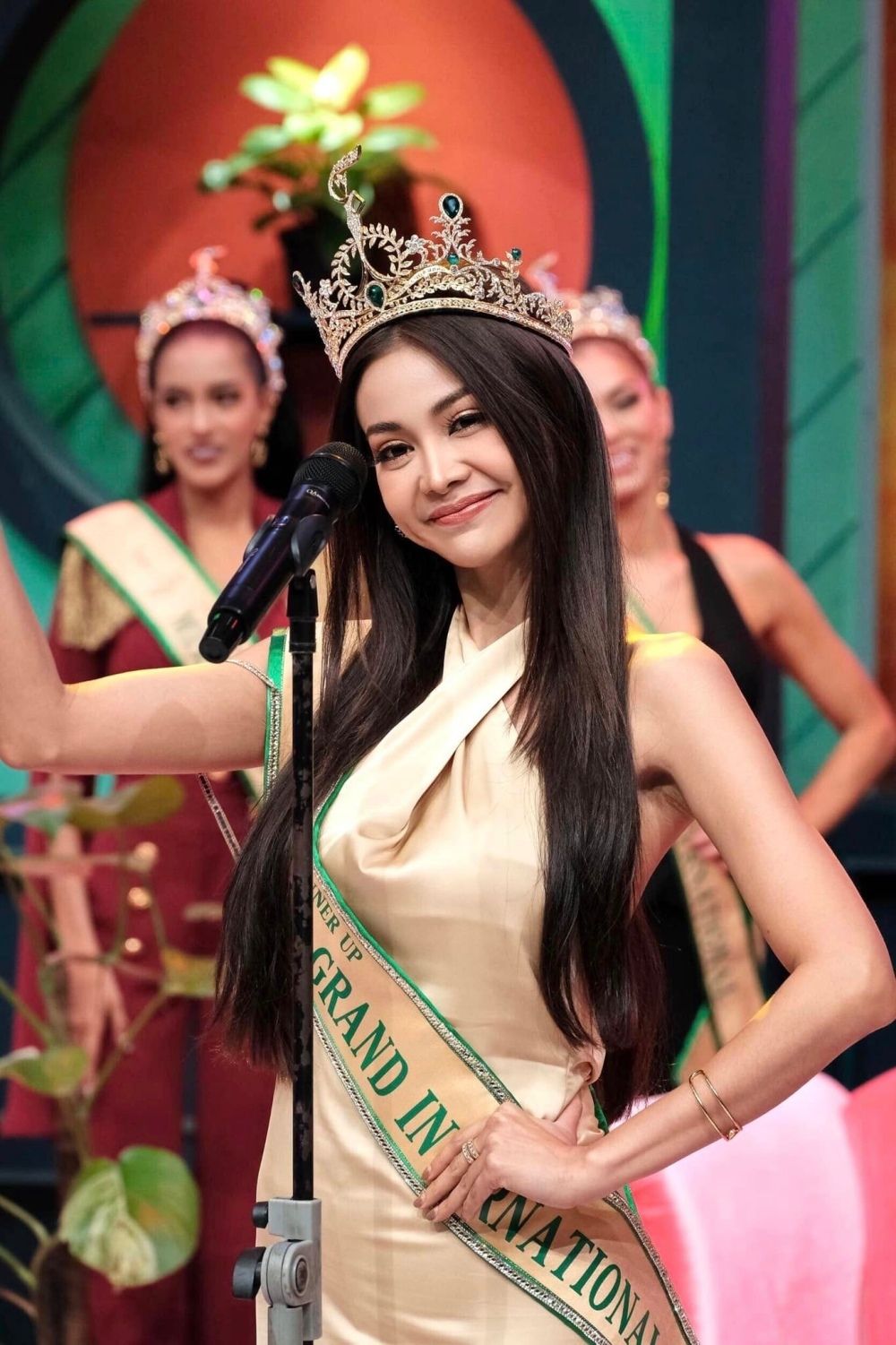 Lộ clip Engfa tỏ thái độ lạ với tân Hoa hậu sau hậu trường, tính cách thật bị “bóc trần”!